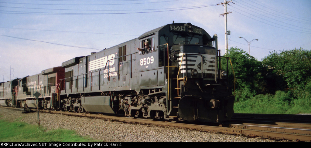 NS 8509 C36-7 leads an SP intermodal train south through Oliver Junction and turning west to go ...